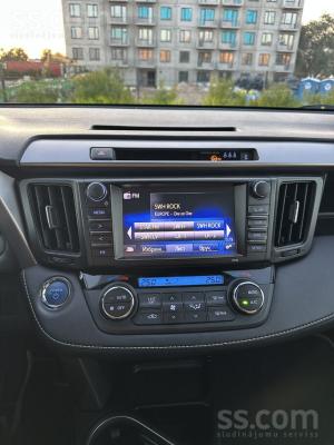 White Toyota RAV4 2016 in Riga, with an engine capacity of 2.50 L and mileage of 193 thousand km for 17500 €, photo 20 on AUTOMOTO.COM.LV