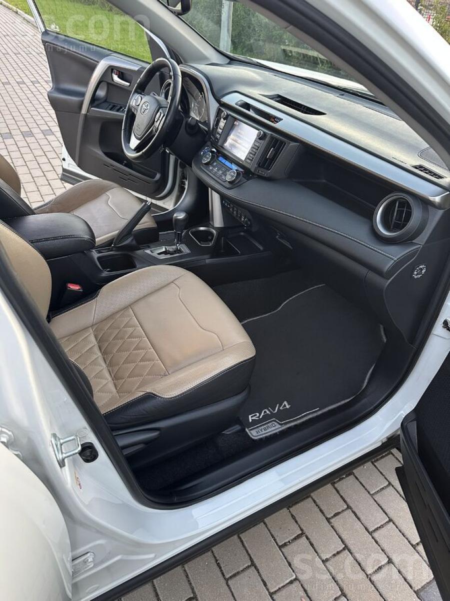 White Toyota RAV4 2016 in Riga, with an engine capacity of 2.50 L and mileage of 193 thousand km for 17500 €, photo 25 on AUTOMOTO.COM.LV