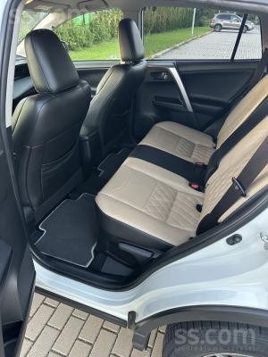 White Toyota RAV4 2016 in Riga, with an engine capacity of 2.50 L and mileage of 193 thousand km for 17500 €, photo 29 on AUTOMOTO.COM.LV