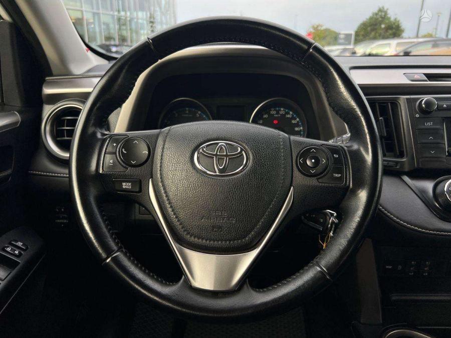 Balts Toyota RAV4 2016 Klaipėda, ar dzinēja tilpumu 1.99 L un nobraukumu 225 tūkst. km par 14500 €, foto 13 vietnē AUTOMOTO.COM.LV