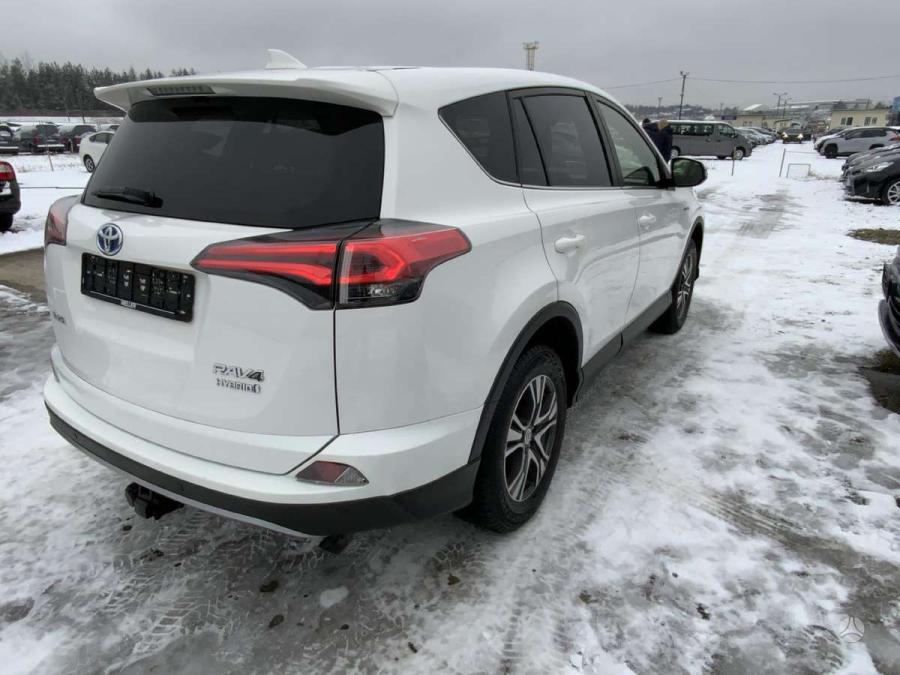 Balts Toyota RAV4 2017 Viļņa, ar dzinēja tilpumu 2.49 L un nobraukumu 153 tūkst. km par 18250 €, foto 5 vietnē AUTOMOTO.COM.LV
