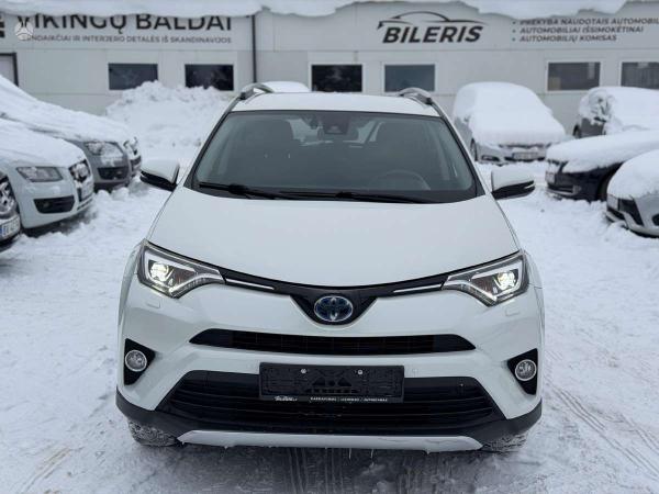 White Toyota RAV4 2017 in Utena, with an engine capacity of 2.49 L and mileage of 202 thousand km for 14590 €, photo 5 on AUTOMOTO.COM.LV