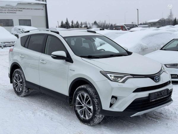 White Toyota RAV4 2017 in Utena, with an engine capacity of 2.49 L and mileage of 202 thousand km for 14590 €, photo 6 on AUTOMOTO.COM.LV