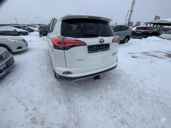 Balts Toyota RAV4 2017 Viļņa, ar dzinēja tilpumu 2.49 L un nobraukumu 153 tūkst. km par 18200 €, foto 5 vietnē AUTOMOTO.COM.LV