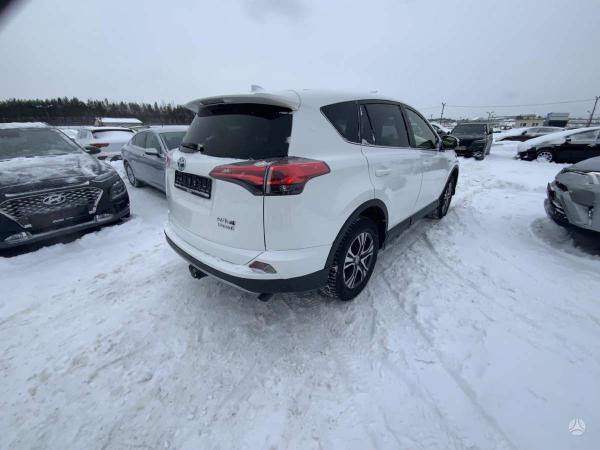Balts Toyota RAV4 2017 Viļņa, ar dzinēja tilpumu 2.49 L un nobraukumu 153 tūkst. km par 18200 €, foto 7 vietnē AUTOMOTO.COM.LV