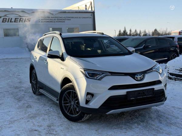 White Toyota RAV4 2017 in Utena, with an engine capacity of 2.49 L and mileage of 222 thousand km for 13990 €, photo 1 on AUTOMOTO.COM.LV