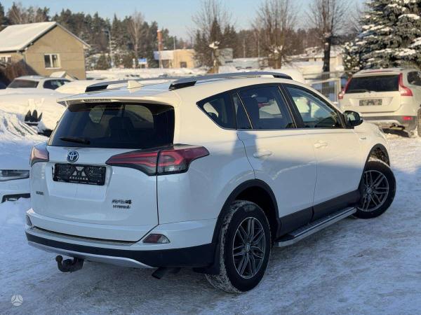 White Toyota RAV4 2017 in Utena, with an engine capacity of 2.49 L and mileage of 222 thousand km for 13990 €, photo 2 on AUTOMOTO.COM.LV