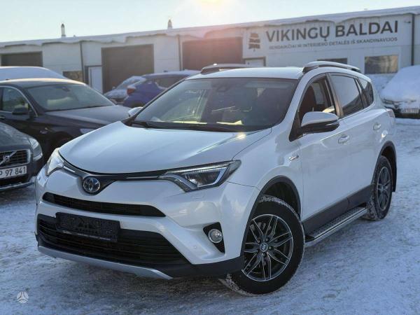 White Toyota RAV4 2017 in Utena, with an engine capacity of 2.49 L and mileage of 222 thousand km for 13990 €, photo 3 on AUTOMOTO.COM.LV