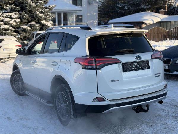 White Toyota RAV4 2017 in Utena, with an engine capacity of 2.49 L and mileage of 222 thousand km for 13990 €, photo 4 on AUTOMOTO.COM.LV
