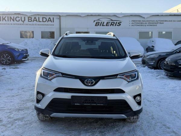 White Toyota RAV4 2017 in Utena, with an engine capacity of 2.49 L and mileage of 222 thousand km for 13990 €, photo 5 on AUTOMOTO.COM.LV