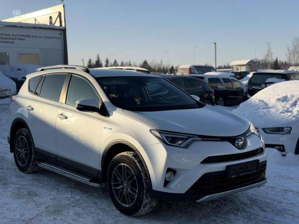 White Toyota RAV4 2017 in Utena, with an engine capacity of 2.49 L and mileage of 222 thousand km for 13990 €, photo 6 on AUTOMOTO.COM.LV