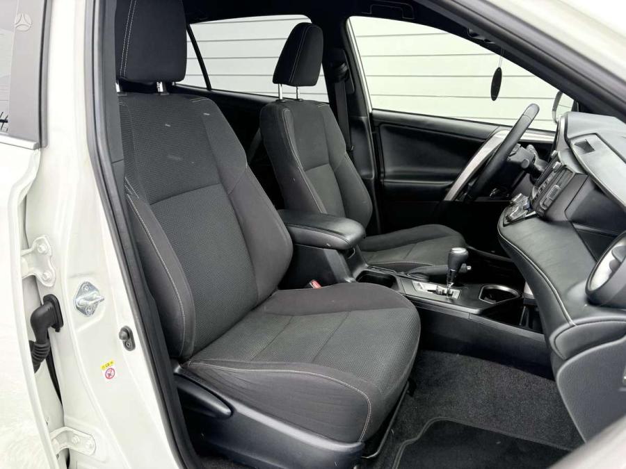 Balts Toyota RAV4 2017 Panevēža, ar dzinēja tilpumu 2.49 L un nobraukumu 195 tūkst. km par 14800 €, foto 22 vietnē AUTOMOTO.COM.LV