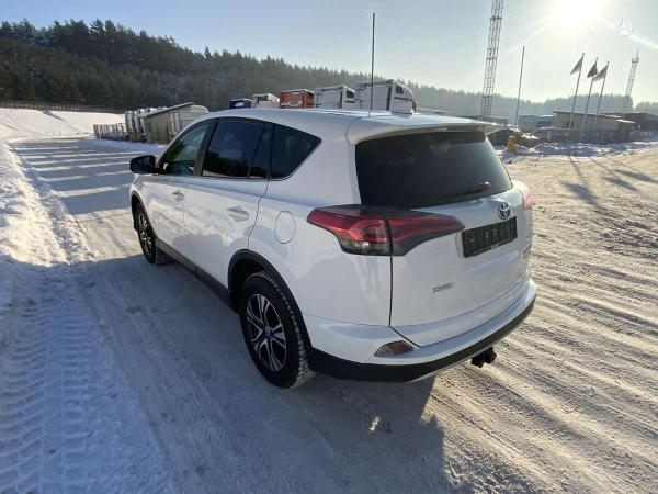 Balts Toyota RAV4 2017 Viļņa, ar dzinēja tilpumu 2.49 L un nobraukumu 153 tūkst. km par 18250 €, foto 7 vietnē AUTOMOTO.COM.LV