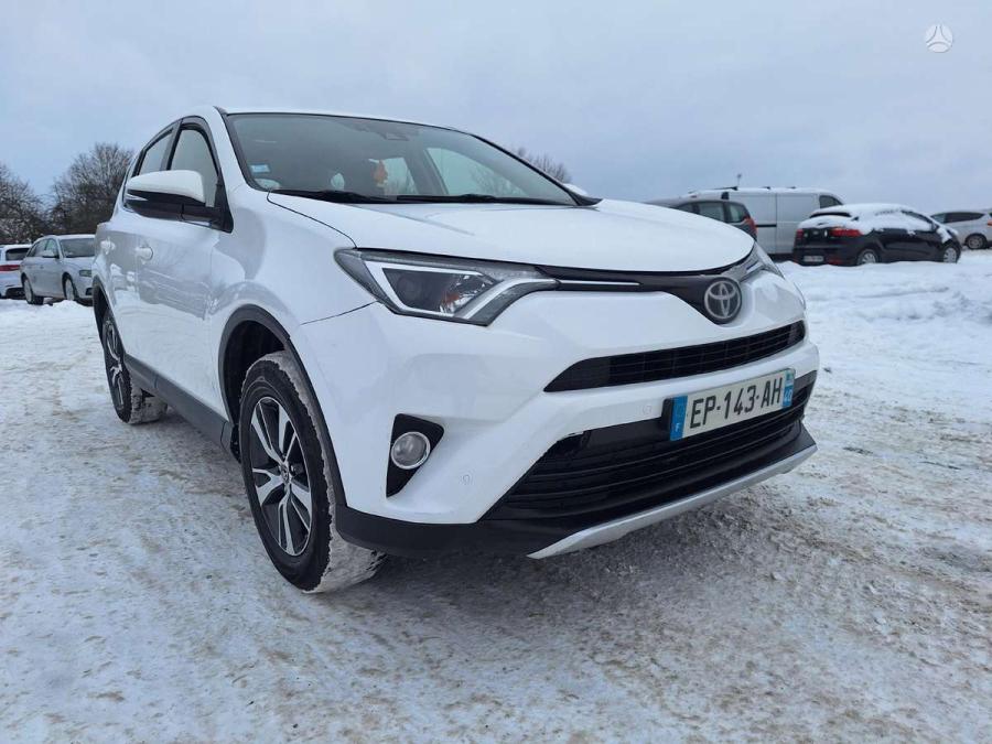 White Toyota RAV4 2017 in Taurage, with an engine capacity of 2.00 L and mileage of 250 thousand km for 9200 €, photo 3 on AUTOMOTO.COM.LV