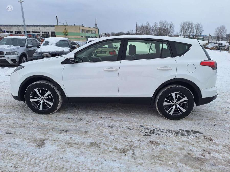 White Toyota RAV4 2017 in Taurage, with an engine capacity of 2.00 L and mileage of 250 thousand km for 9200 €, photo 4 on AUTOMOTO.COM.LV