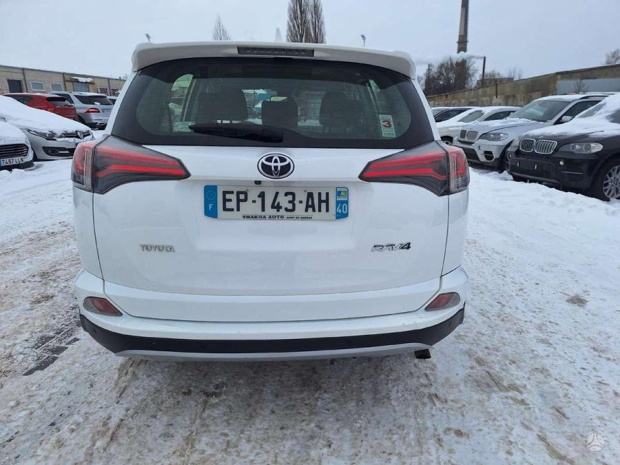 White Toyota RAV4 2017 in Taurage, with an engine capacity of 2.00 L and mileage of 250 thousand km for 9200 €, photo 6 on AUTOMOTO.COM.LV