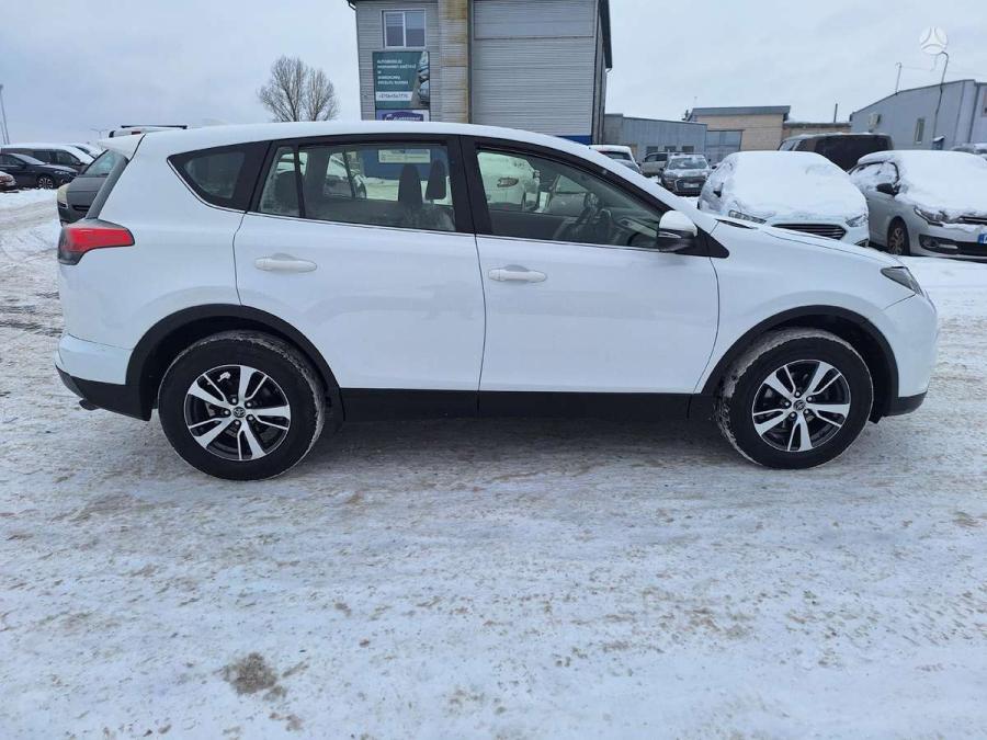 White Toyota RAV4 2017 in Taurage, with an engine capacity of 2.00 L and mileage of 250 thousand km for 9200 €, photo 8 on AUTOMOTO.COM.LV