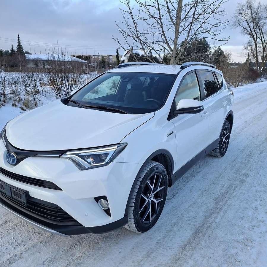 White Toyota RAV4 2017 in Panevezys, with an engine capacity of 2.50 L and mileage of 194 thousand km for 13800 €, photo 2 on AUTOMOTO.COM.LV