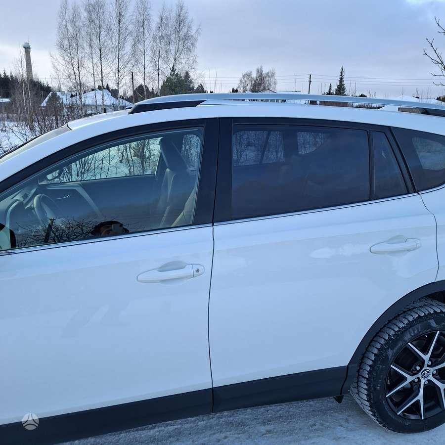 White Toyota RAV4 2017 in Panevezys, with an engine capacity of 2.50 L and mileage of 194 thousand km for 13800 €, photo 3 on AUTOMOTO.COM.LV