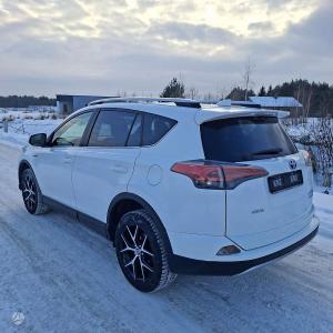White Toyota RAV4 2017 in Panevezys, with an engine capacity of 2.50 L and mileage of 194 thousand km for 13800 €, photo 4 on AUTOMOTO.COM.LV
