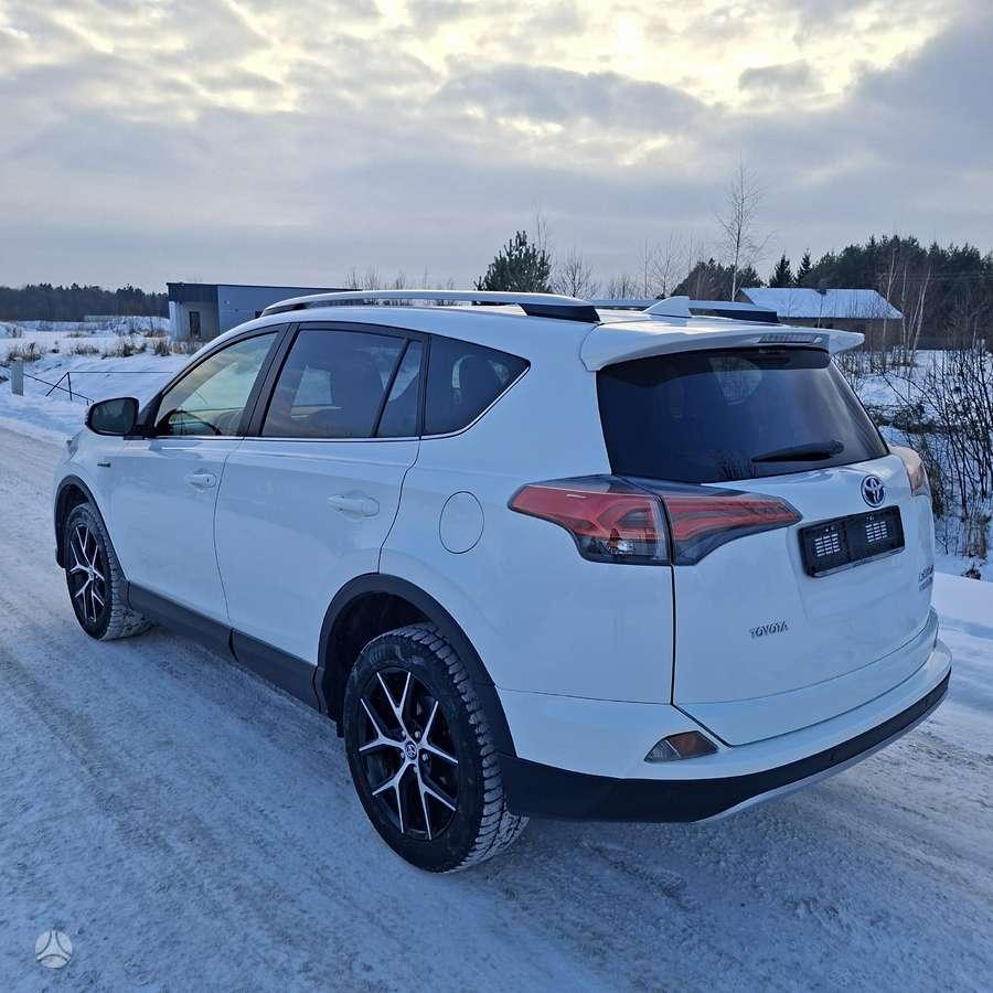 White Toyota RAV4 2017 in Panevezys, with an engine capacity of 2.50 L and mileage of 194 thousand km for 13800 €, photo 4 on AUTOMOTO.COM.LV