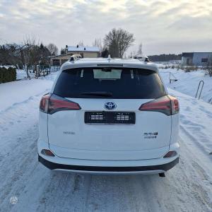 White Toyota RAV4 2017 in Panevezys, with an engine capacity of 2.50 L and mileage of 194 thousand km for 13800 €, photo 5 on AUTOMOTO.COM.LV