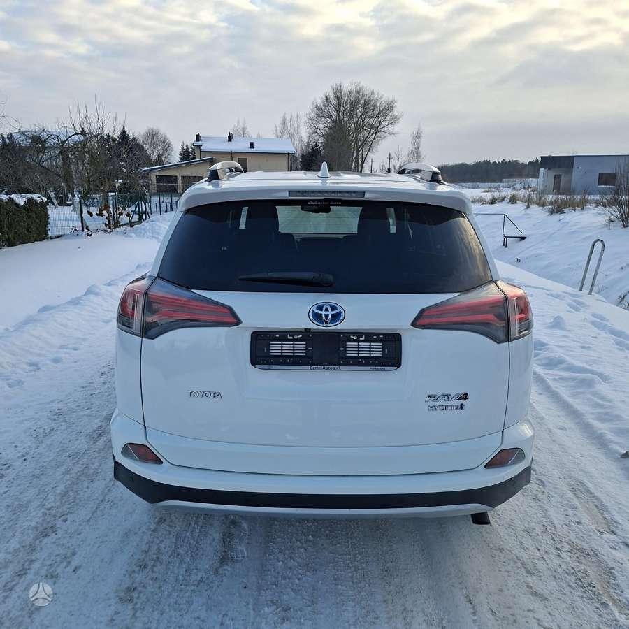 White Toyota RAV4 2017 in Panevezys, with an engine capacity of 2.50 L and mileage of 194 thousand km for 13800 €, photo 5 on AUTOMOTO.COM.LV