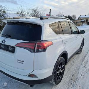 White Toyota RAV4 2017 in Panevezys, with an engine capacity of 2.50 L and mileage of 194 thousand km for 13800 €, photo 6 on AUTOMOTO.COM.LV