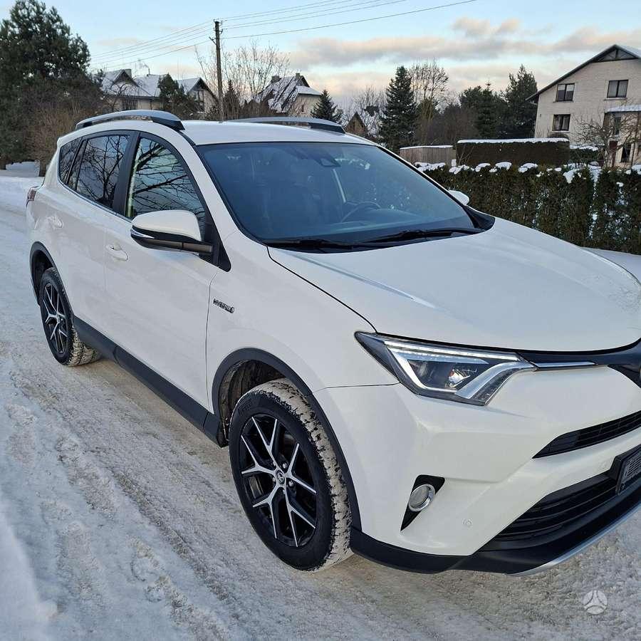 White Toyota RAV4 2017 in Panevezys, with an engine capacity of 2.50 L and mileage of 194 thousand km for 13800 €, photo 8 on AUTOMOTO.COM.LV