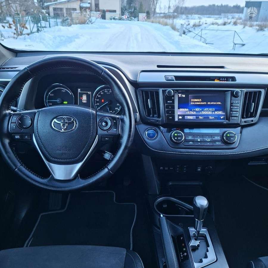 White Toyota RAV4 2017 in Panevezys, with an engine capacity of 2.50 L and mileage of 194 thousand km for 13800 €, photo 10 on AUTOMOTO.COM.LV