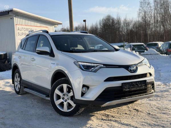White Toyota RAV4 2017 in Utena, with an engine capacity of 2.49 L and mileage of 222 thousand km for 13590 €, photo 1 on AUTOMOTO.COM.LV
