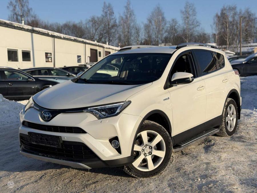 White Toyota RAV4 2017 in Utena, with an engine capacity of 2.49 L and mileage of 222 thousand km for 13590 €, photo 3 on AUTOMOTO.COM.LV