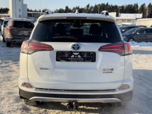 White Toyota RAV4 2017 in Utena, with an engine capacity of 2.49 L and mileage of 222 thousand km for 13590 €, photo 6 on AUTOMOTO.COM.LV