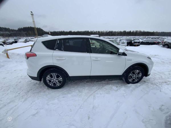 Balts Toyota RAV4 2017 Viļņa, ar dzinēja tilpumu 2.49 L un nobraukumu 153 tūkst. km par 17950 €, foto 4 vietnē AUTOMOTO.COM.LV