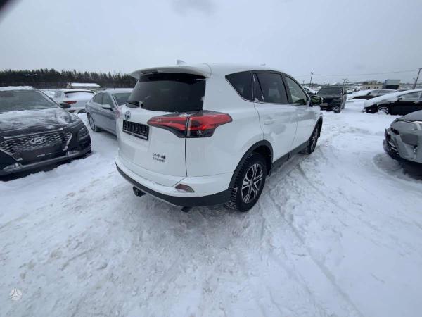 Balts Toyota RAV4 2017 Viļņa, ar dzinēja tilpumu 2.49 L un nobraukumu 153 tūkst. km par 17950 €, foto 5 vietnē AUTOMOTO.COM.LV