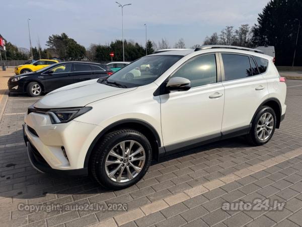 Balts Toyota RAV4 2017 Tallina, ar dzinēja tilpumu 2.00 L un nobraukumu 110 tūkst. km par 23000 €, foto 2 vietnē AUTOMOTO.COM.LV