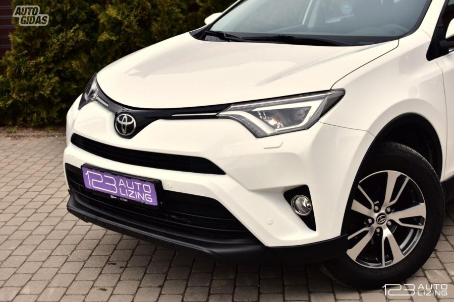 White Toyota RAV4 2017 in Kretinga, with an engine capacity of 2.00 L and mileage of 162 thousand km for 13999 €, photo 4 on AUTOMOTO.COM.LV