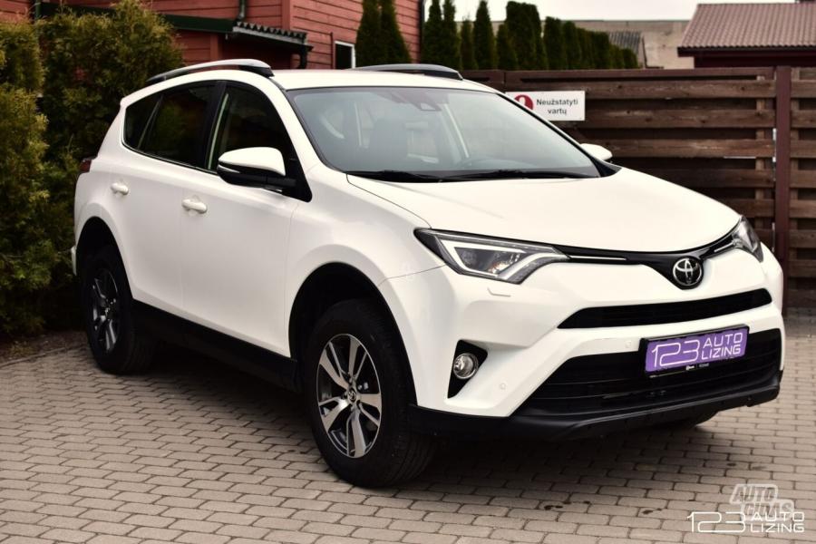 White Toyota RAV4 2017 in Kretinga, with an engine capacity of 2.00 L and mileage of 162 thousand km for 13999 €, photo 5 on AUTOMOTO.COM.LV