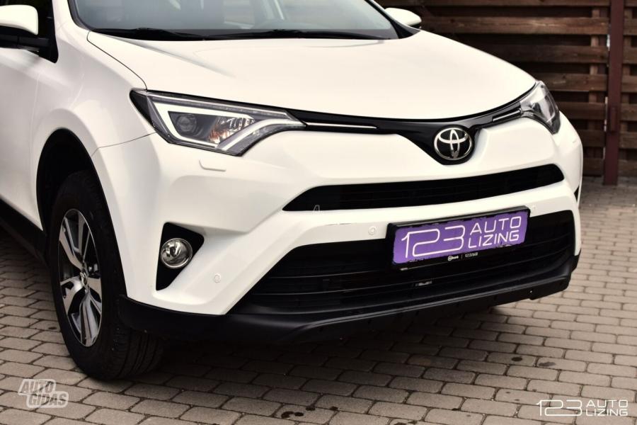 White Toyota RAV4 2017 in Kretinga, with an engine capacity of 2.00 L and mileage of 162 thousand km for 13999 €, photo 6 on AUTOMOTO.COM.LV