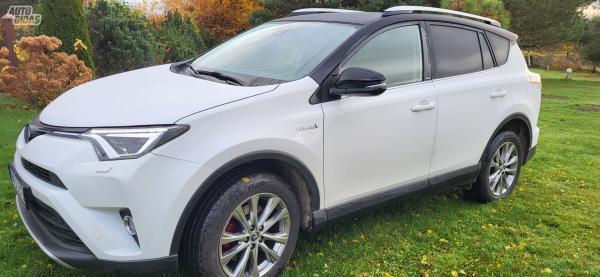 White Toyota RAV4 2017 in Klaipeda, with an engine capacity of 2.50 L and mileage of 69 thousand km for 18200 €, photo 1 on AUTOMOTO.COM.LV
