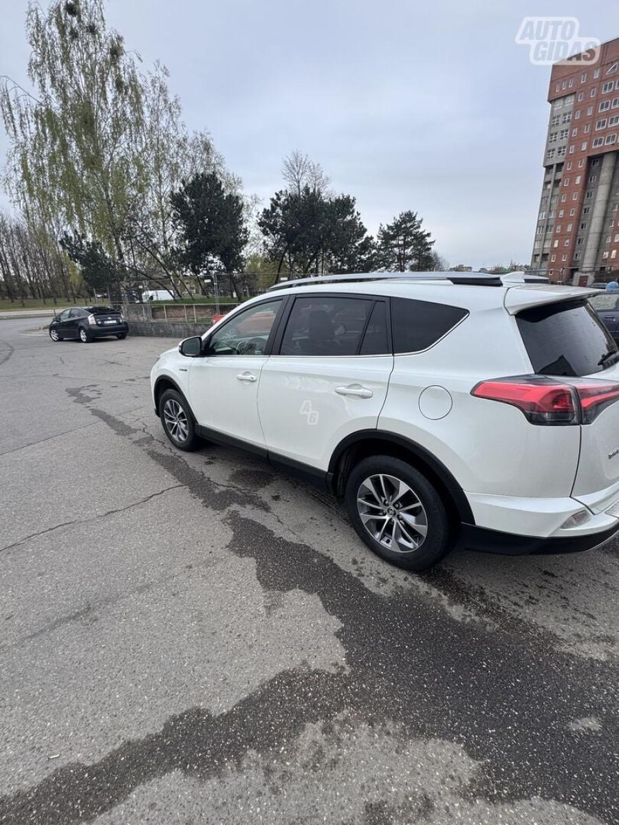 White Toyota RAV4 2017 in Kaunas, with an engine capacity of 2.50 L and mileage of 256 thousand km for 15800 €, photo 1 on AUTOMOTO.COM.LV