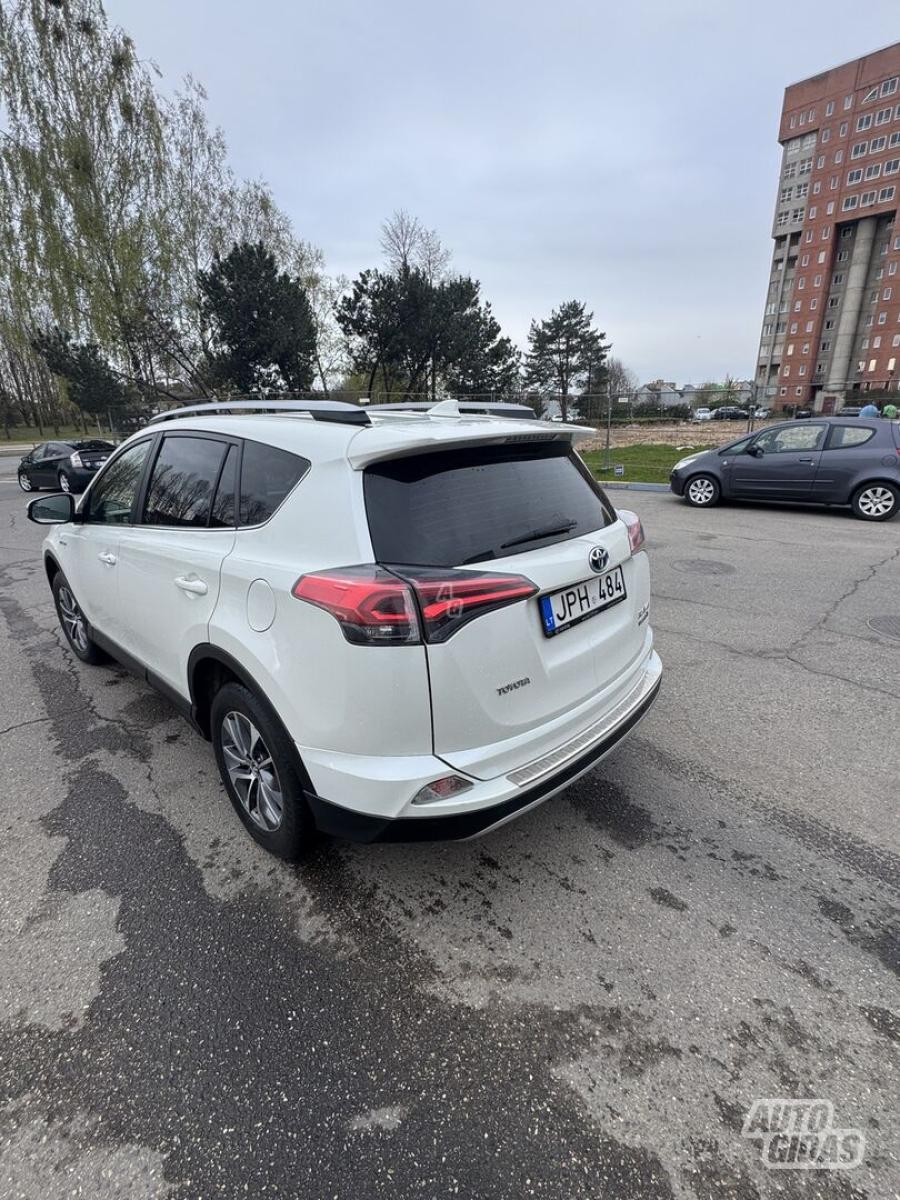 White Toyota RAV4 2017 in Kaunas, with an engine capacity of 2.50 L and mileage of 256 thousand km for 15800 €, photo 3 on AUTOMOTO.COM.LV