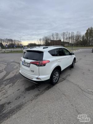 White Toyota RAV4 2017 in Kaunas, with an engine capacity of 2.50 L and mileage of 256 thousand km for 15800 €, photo 5 on AUTOMOTO.COM.LV