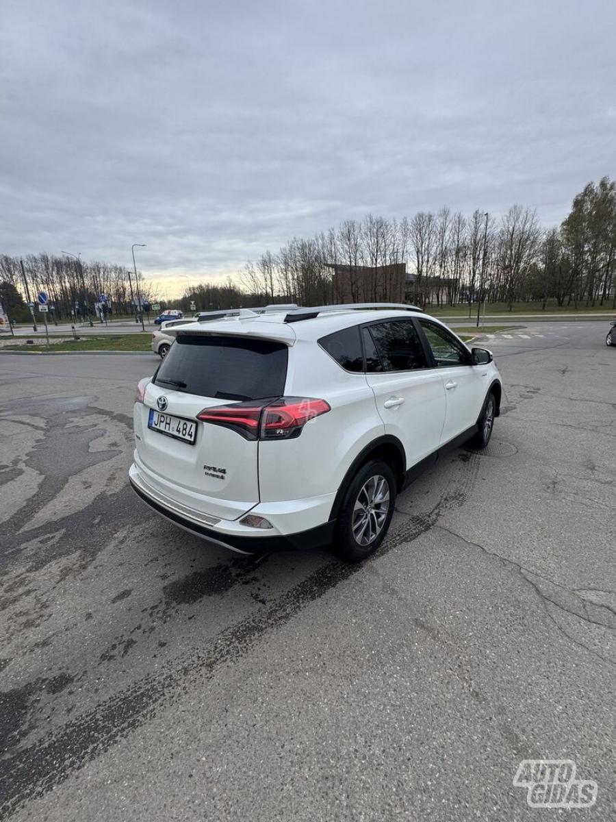 White Toyota RAV4 2017 in Kaunas, with an engine capacity of 2.50 L and mileage of 256 thousand km for 15800 €, photo 5 on AUTOMOTO.COM.LV