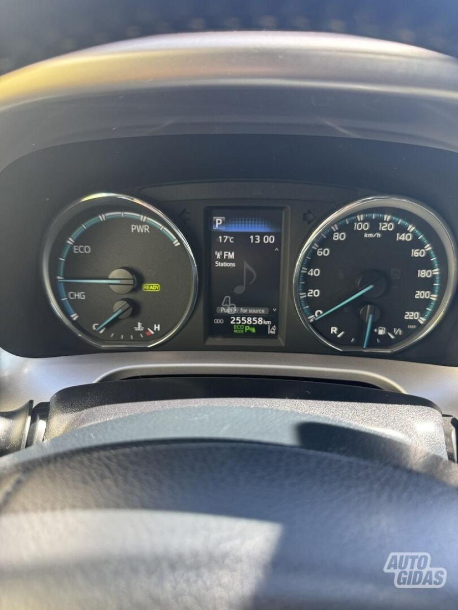 White Toyota RAV4 2017 in Kaunas, with an engine capacity of 2.50 L and mileage of 256 thousand km for 15800 €, photo 9 on AUTOMOTO.COM.LV