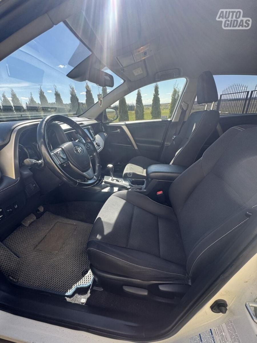White Toyota RAV4 2017 in Kaunas, with an engine capacity of 2.50 L and mileage of 256 thousand km for 15800 €, photo 12 on AUTOMOTO.COM.LV