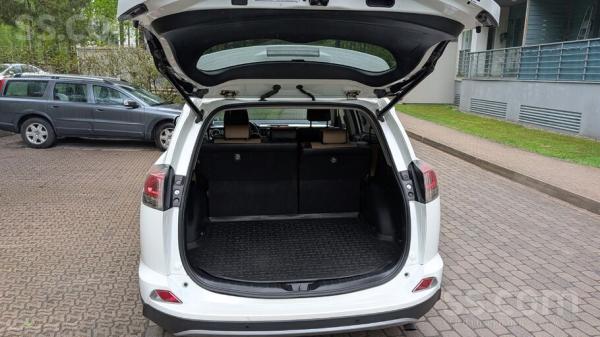 White Toyota RAV4 2017 in Riga, with an engine capacity of 2.00 L and mileage of 109 thousand km for 17280 €, photo 8 on AUTOMOTO.COM.LV