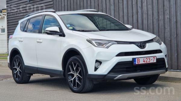White Toyota RAV4 2017 in Jelgava, with an engine capacity of 2.00 L and mileage of 207 thousand km for 14750 €, photo 1 on AUTOMOTO.COM.LV