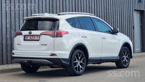 White Toyota RAV4 2017 in Jelgava, with an engine capacity of 2.00 L and mileage of 207 thousand km for 14750 €, photo 3 on AUTOMOTO.COM.LV