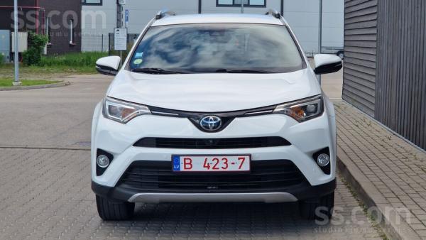 White Toyota RAV4 2017 in Jelgava, with an engine capacity of 2.00 L and mileage of 207 thousand km for 14750 €, photo 4 on AUTOMOTO.COM.LV
